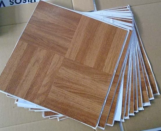 Samolepicí podlahové PVC čtverce dřevěné parkety (30,4 x 30,4 cm ...